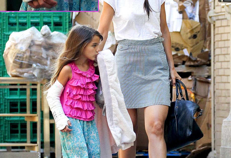 Suri Cruise Breaks Arm, Cast Bears Funny Message: Picture