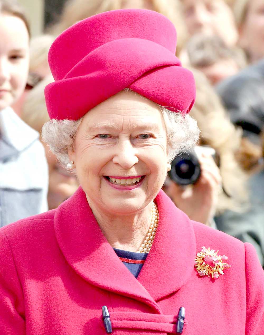 Queen Elizabeth’s Christmas Message 2018: Brooch, Dress | Us Weekly