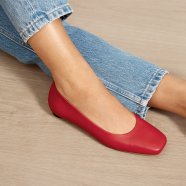 Everlane s Newest Flat Launch Is The Future Of Timeless Classics Everlane s Newest Flat Launch Is The Future Of Timeless Classics