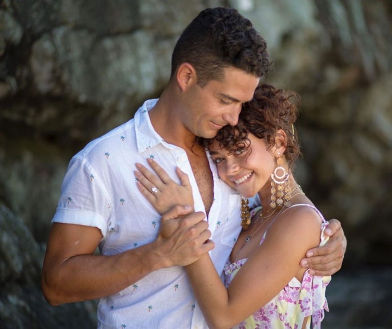 Sarah Hyland and Wells Adams Are Engaged: Details!