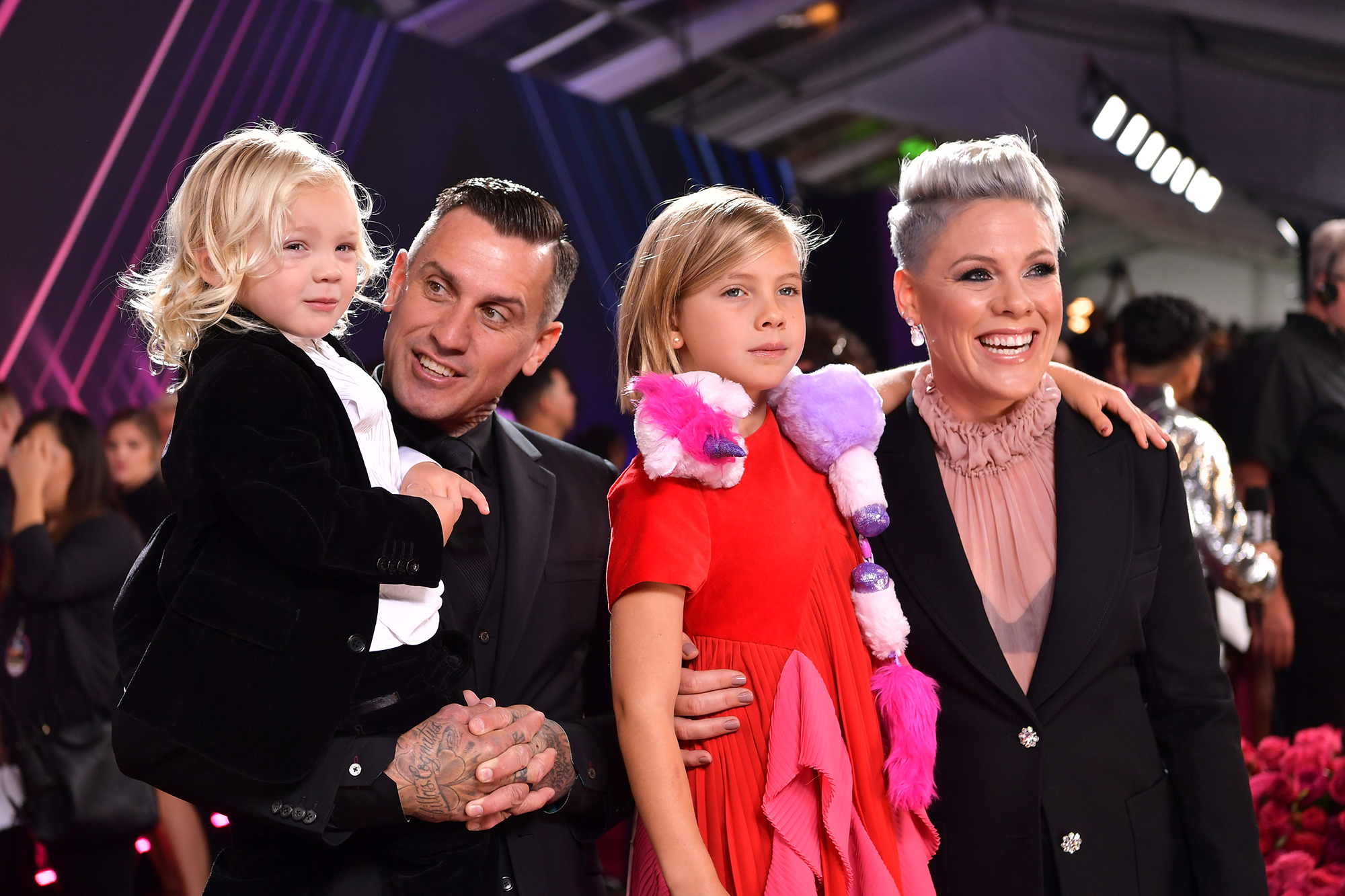 Pink’s Daughter Willow Channels Bjork’s Swan Dress With a Unicorn at ...