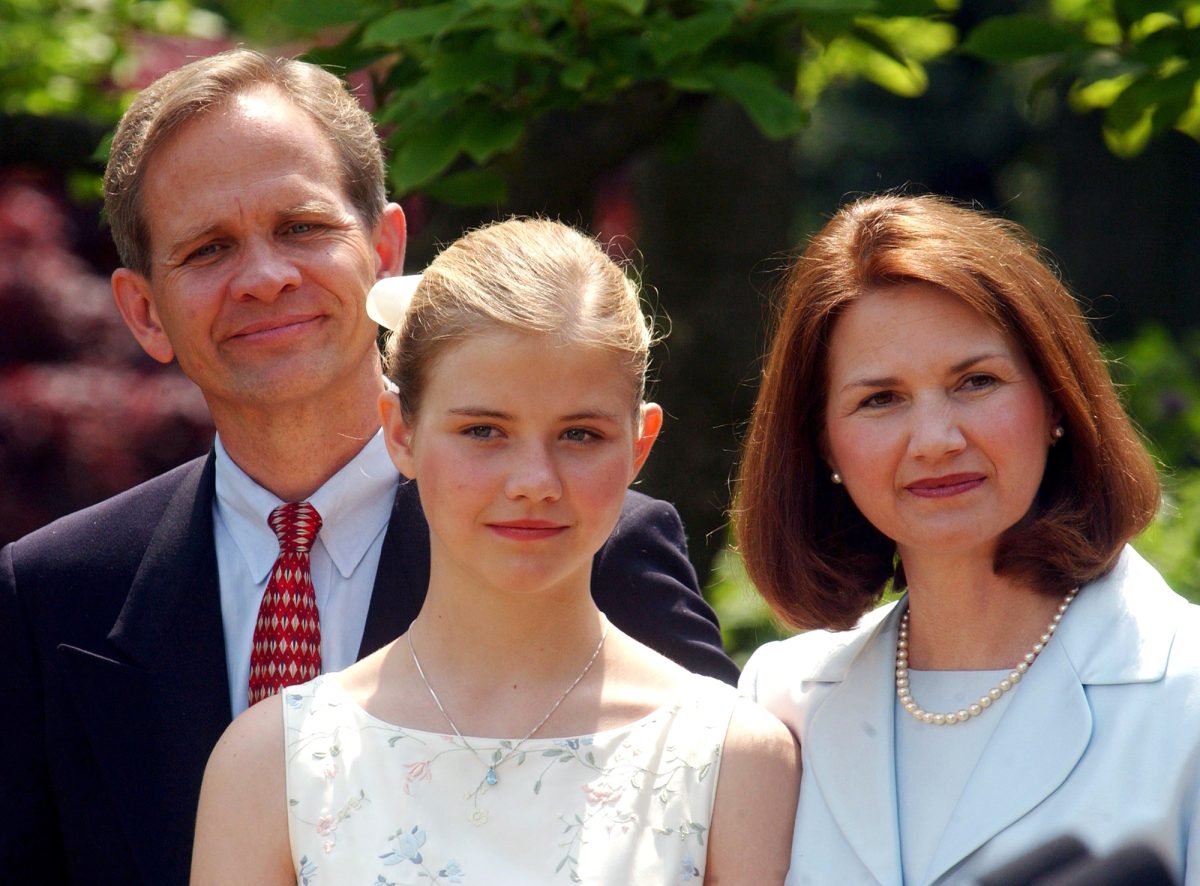 Elizabeth Smart’s Parents Finalize Divorce After 34-Year Marriage | Us ...