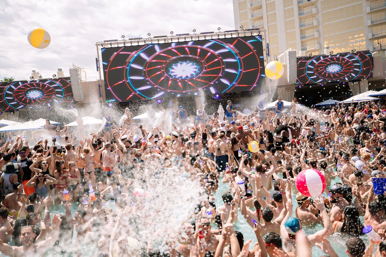 Las Vegas’ Top Pools and Clubs for Summer 2020 | Us Weekly
