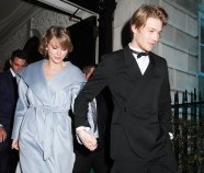 Taylor Swift Embrasse Son Petit Ami Joe Alwyn Aux NME Awards Crumpe Taylor Swift Embrasse Son Petit Ami Joe Alwyn Aux NME Awards Crumpe