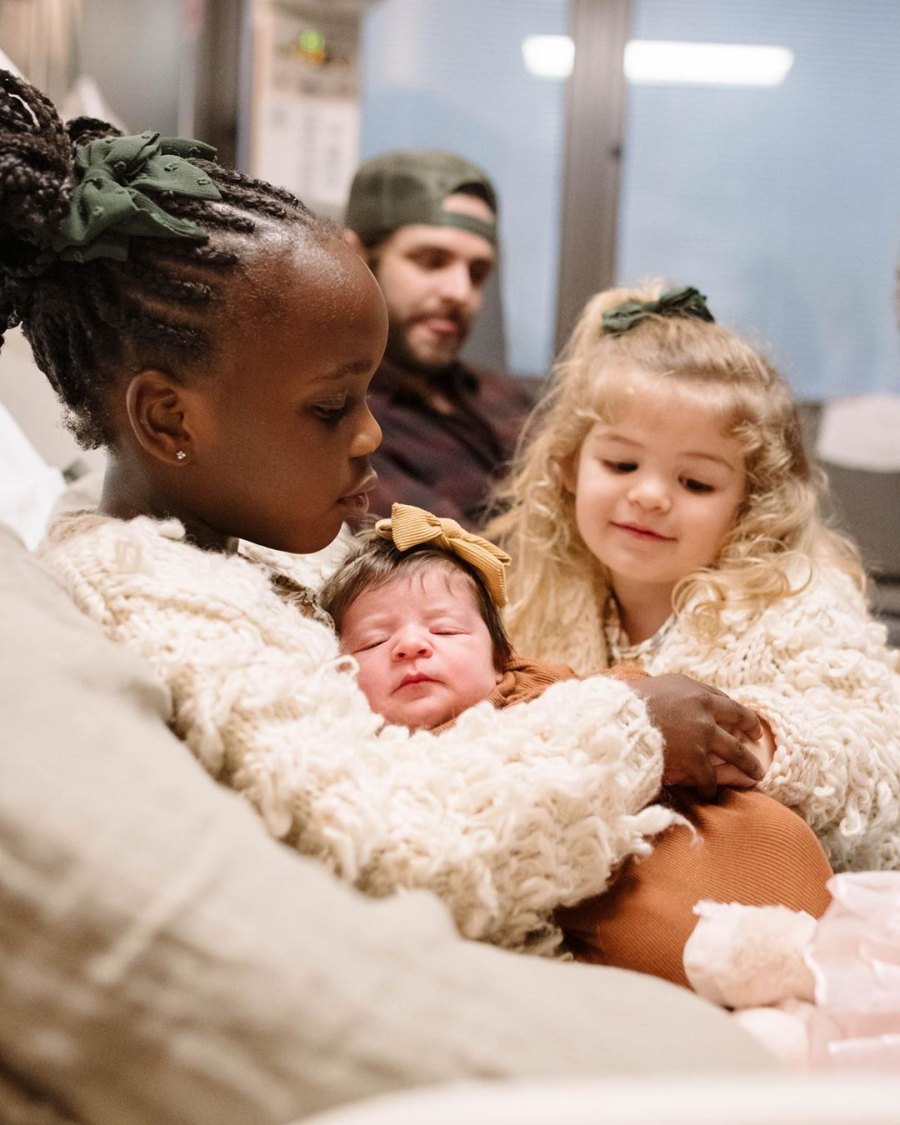 Thomas Rhett, Lauren Akins’ Daughters Meet Newborn Sister: Pics | Us Weekly