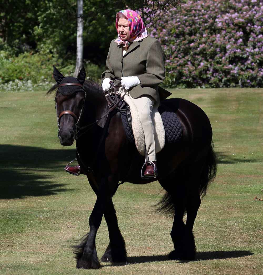 Queen Elizabeth II, 94, Goes Horseback Riding Amid U.K. Lockdown | Us ...