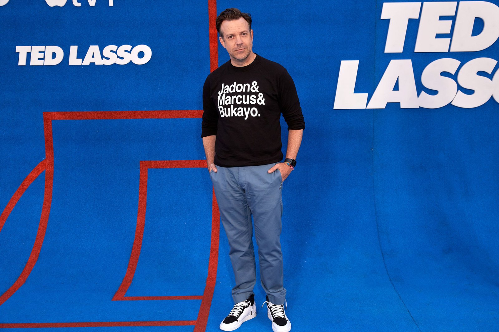 Jason Sudeikis’ Sweatshirt Supports England’s Soccer Players | Us Weekly