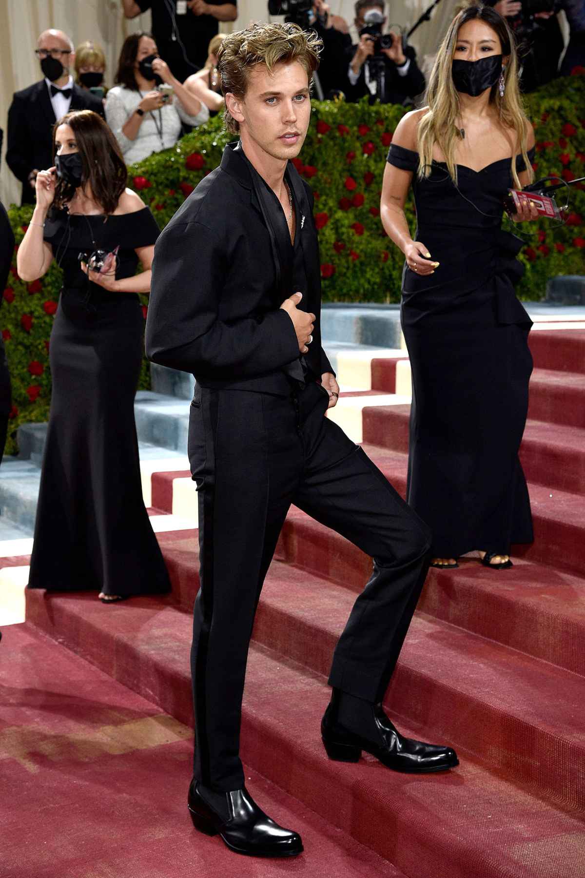 Met Gala 2022: Austin Butler Poses With Priscilla Presley, GF Kaia ...
