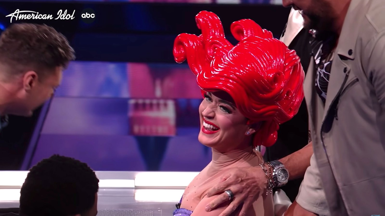 Katy Perry Falls Out of Chair as Ariel on 'American Idol': Video