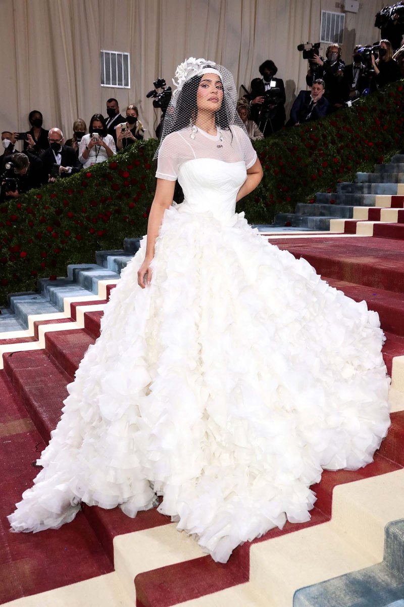 Met Gala 2022: Kylie Jenner Wears Baseball Cap, Off-White Dress | Us Weekly