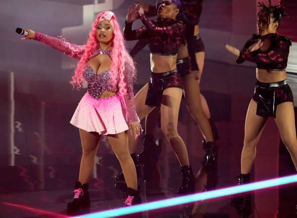 VMAs 2022: Nicki Minaj Performs, Wins Video Vanguard Award | Us Weekly
