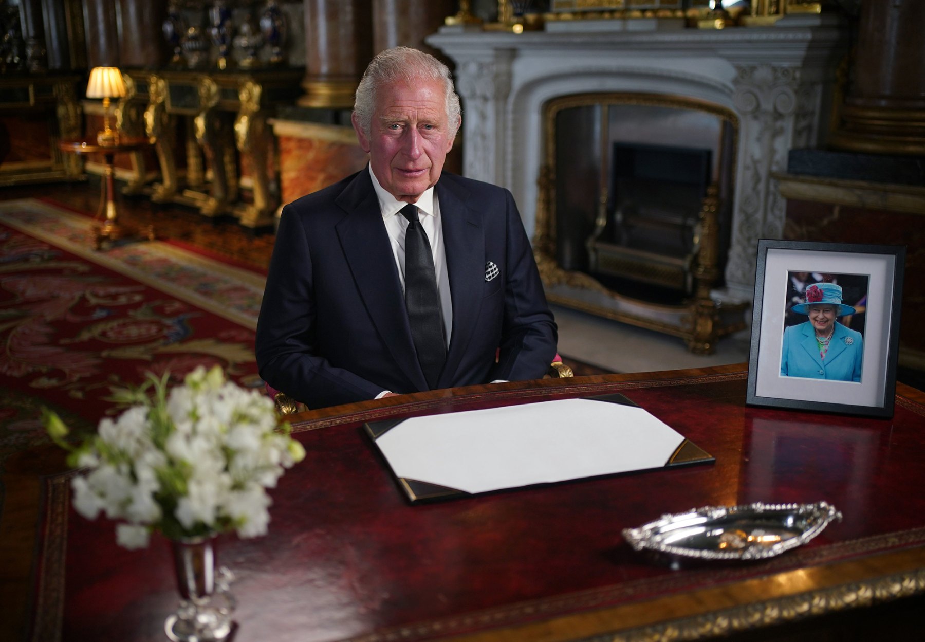 King Charles III's 1st Portrait Includes Queen Elizabeth Tribute | Us ...