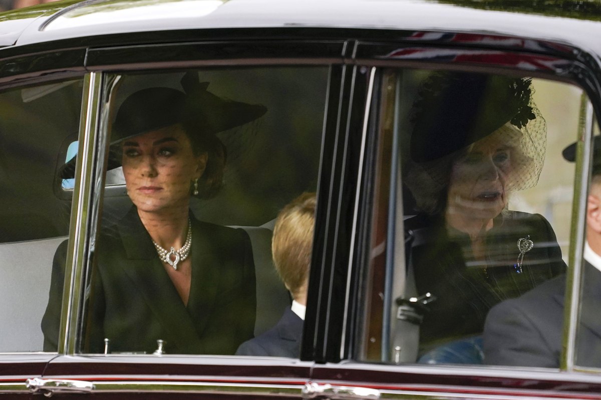 Camilla, Kate Middleton Arrive With Kids to Queen Elizabeth's Funeral ...