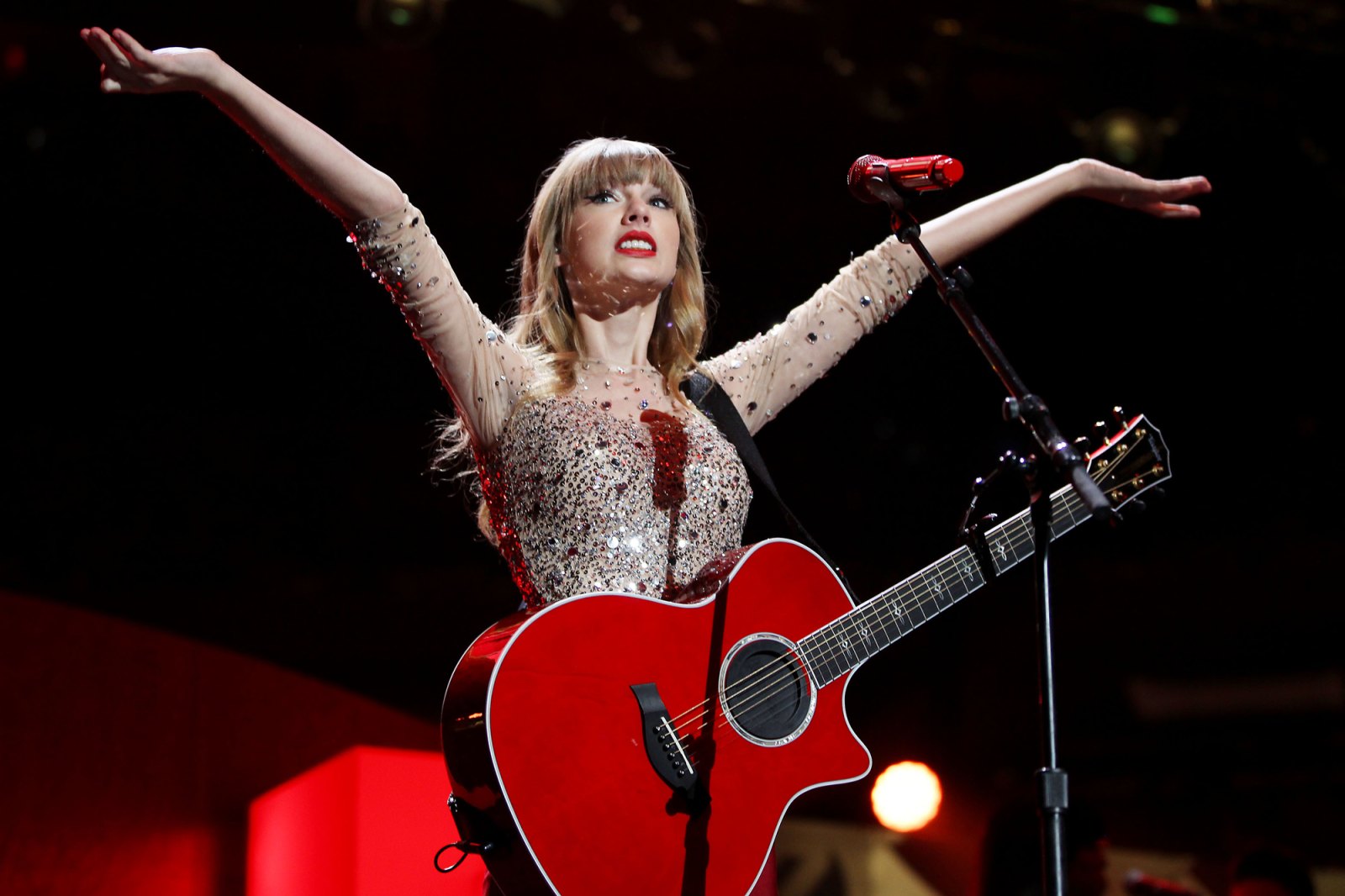 Taylor Swift's Best Holiday Songs: 'Tis the Damn Season,' More