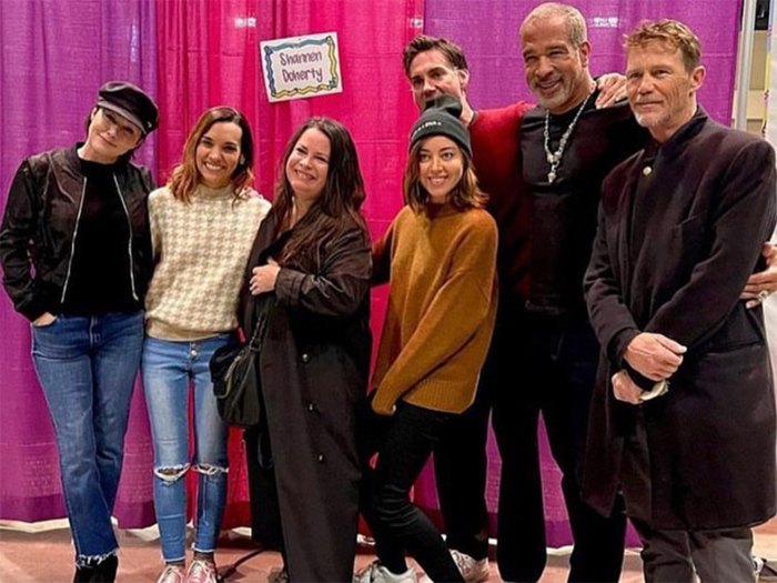Aubrey Plaza Poses with ‘Charmed,’ ‘Sabrina’ Cast at 90s Con: Pics | Us ...