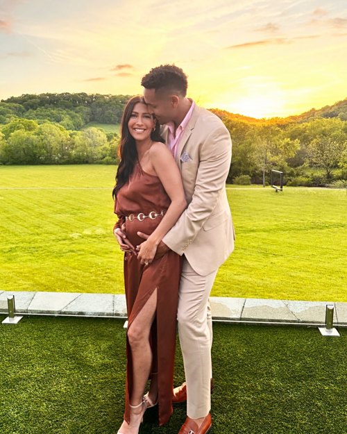 Pregnant 'Bachelorette' Alum Becca Kufrin Posts 1st Baby Bump Pic | Us ...