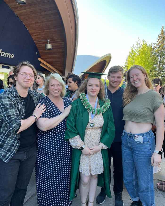 Sister Wives' Janelle, Ex Kody Reunite for Daughter's Graduation | Us ...