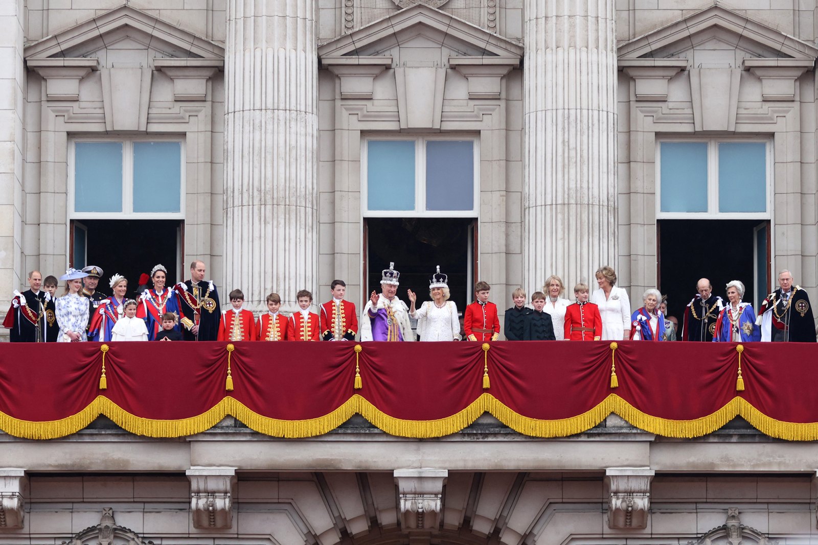 King Charles, Royals Wave From Balcony Without Harry On Coronation | Us ...