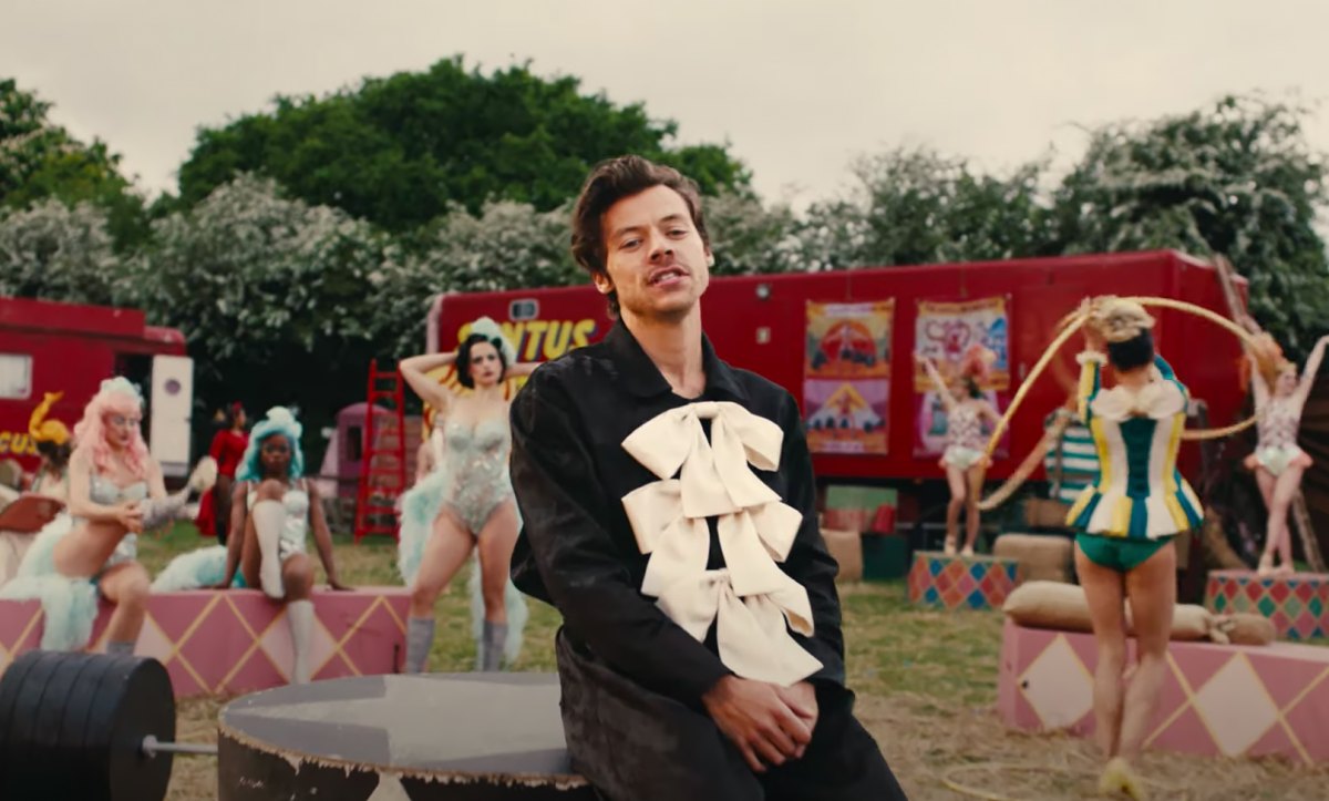 Harry Styles Joins Whimsical Circus in 'Daylight' Music Video: Watch ...