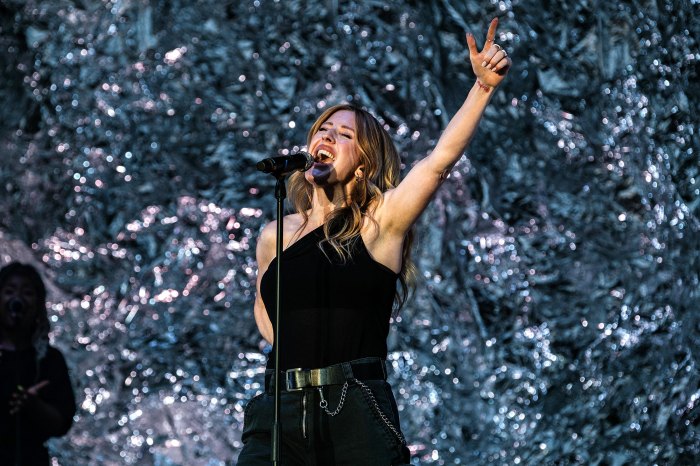 Ellie Goulding Continues Performance After Pyro Effect Malfunction | Us ...