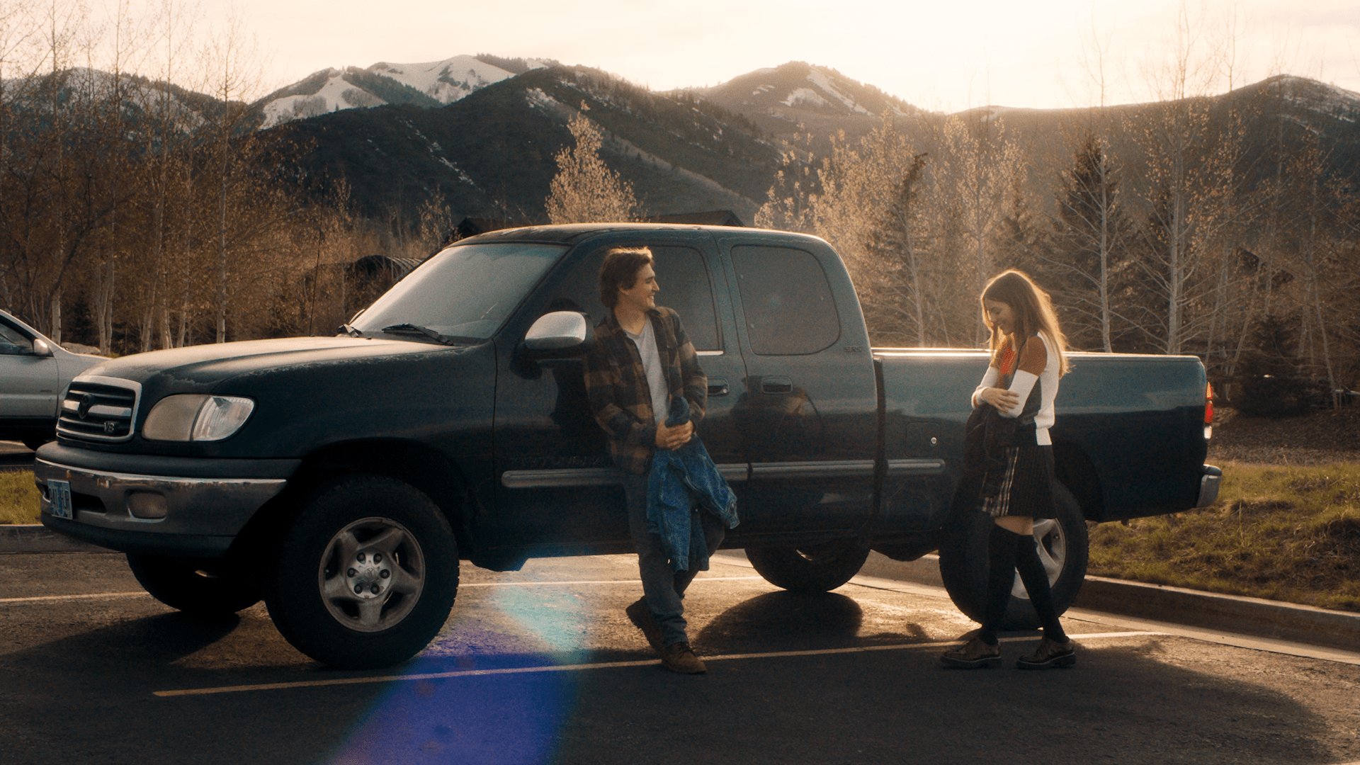 Grace Van Dien Praises Costar Chemistry With Joseph Quinn, Kyle Gallner ...