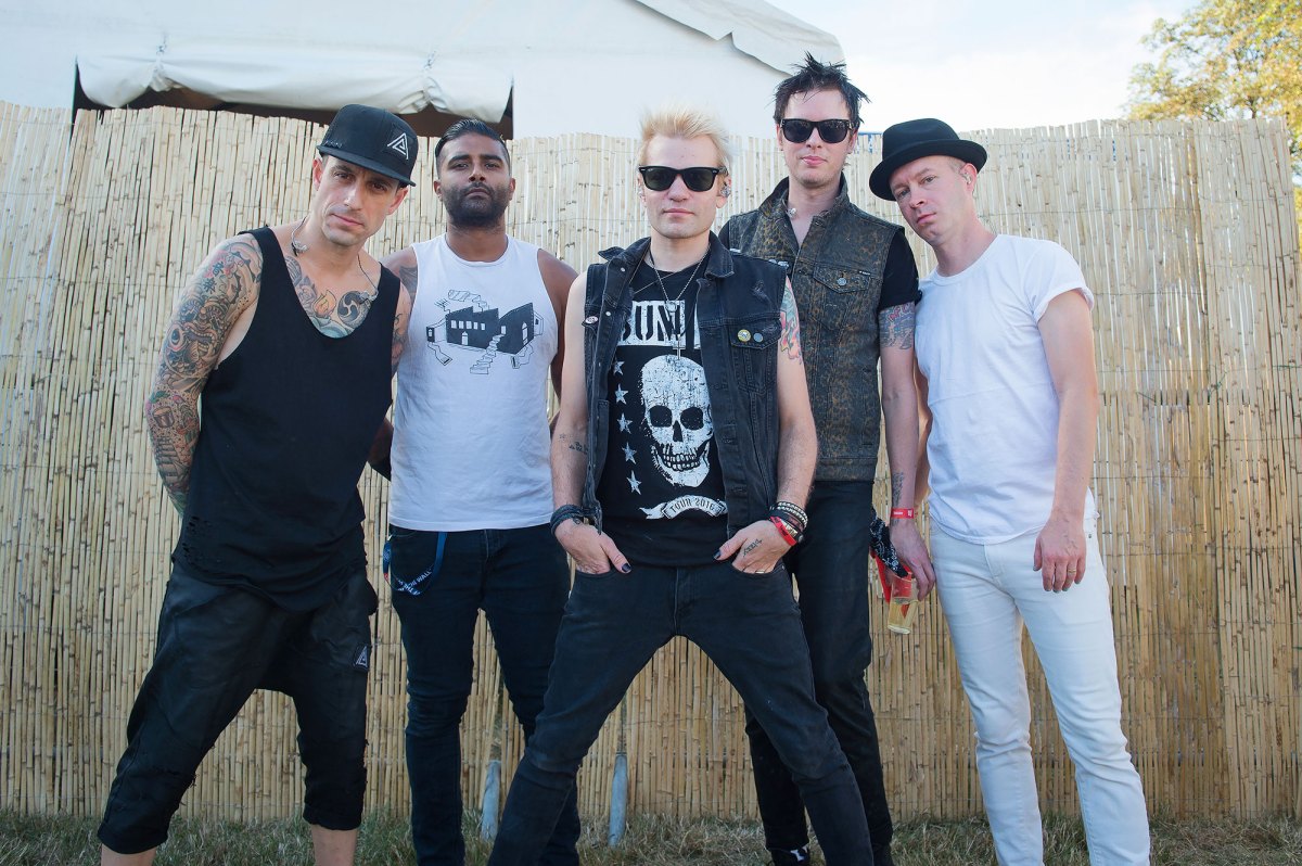 Sum 41's Deryck Whibley Gives Update After Pneumonia Hospitalization ...
