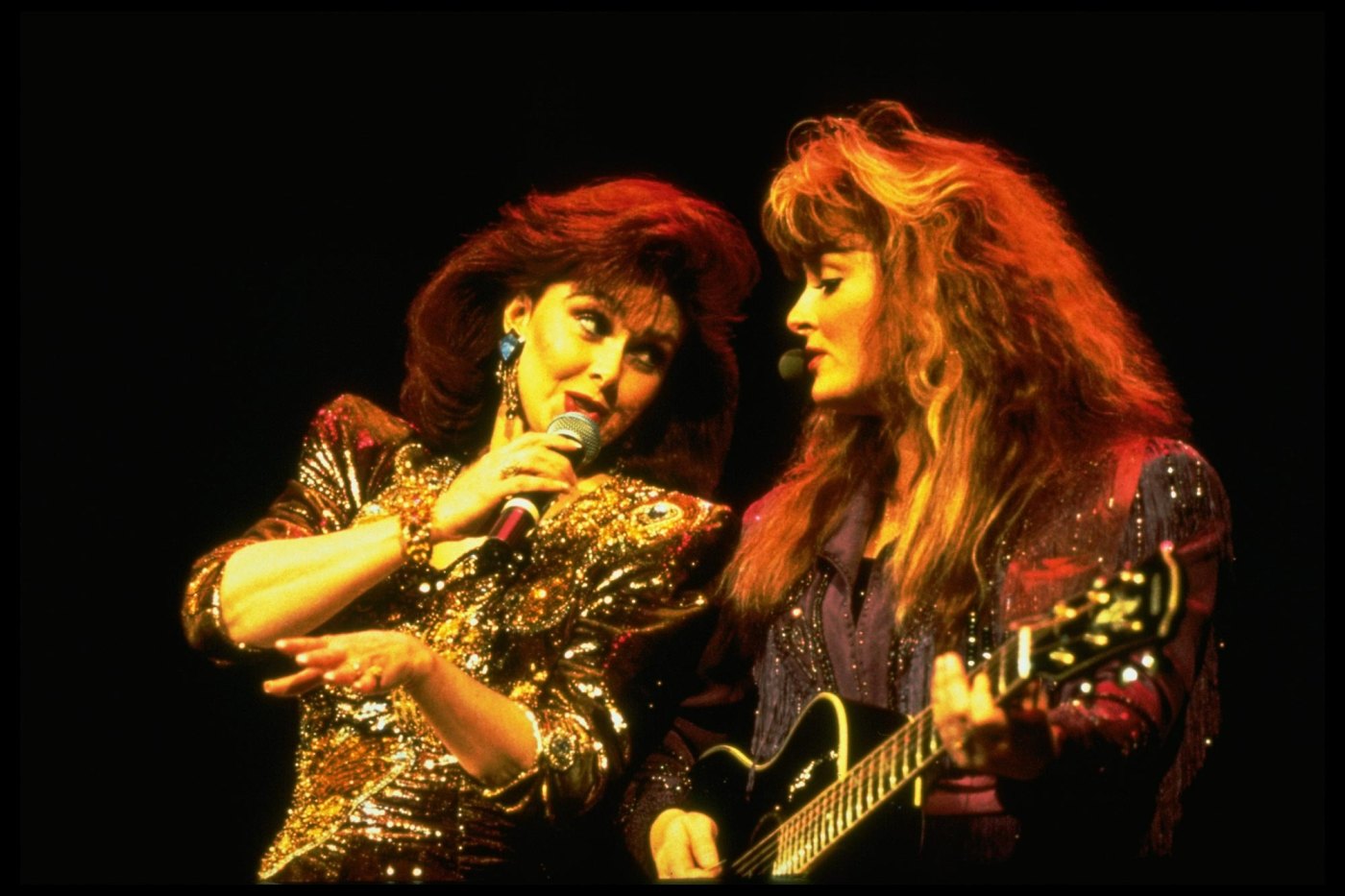 Wynonna Judd Honors Mom Naomi at 2023 People's Choice Country Awards ...