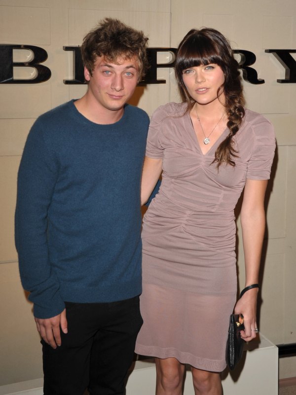 Jeremy Allen White’s Dating History Includes Rosalia, Molly Gordon | Us ...