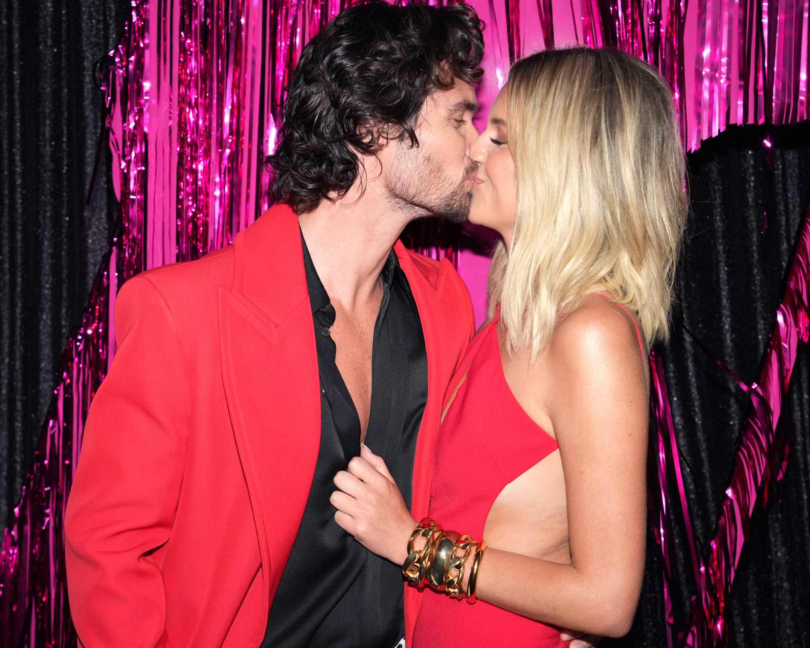 Kelsea Ballerini Loves Taylor Swift And Travis Kelces Offstage Kiss 8018