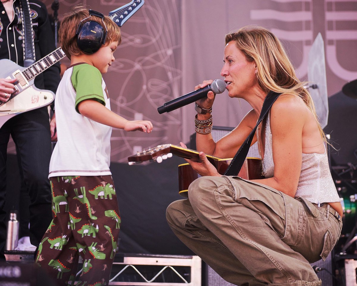 Sheryl Crow's Rare Photos With Sons Levi and Wyatt: Family Photo Album ...