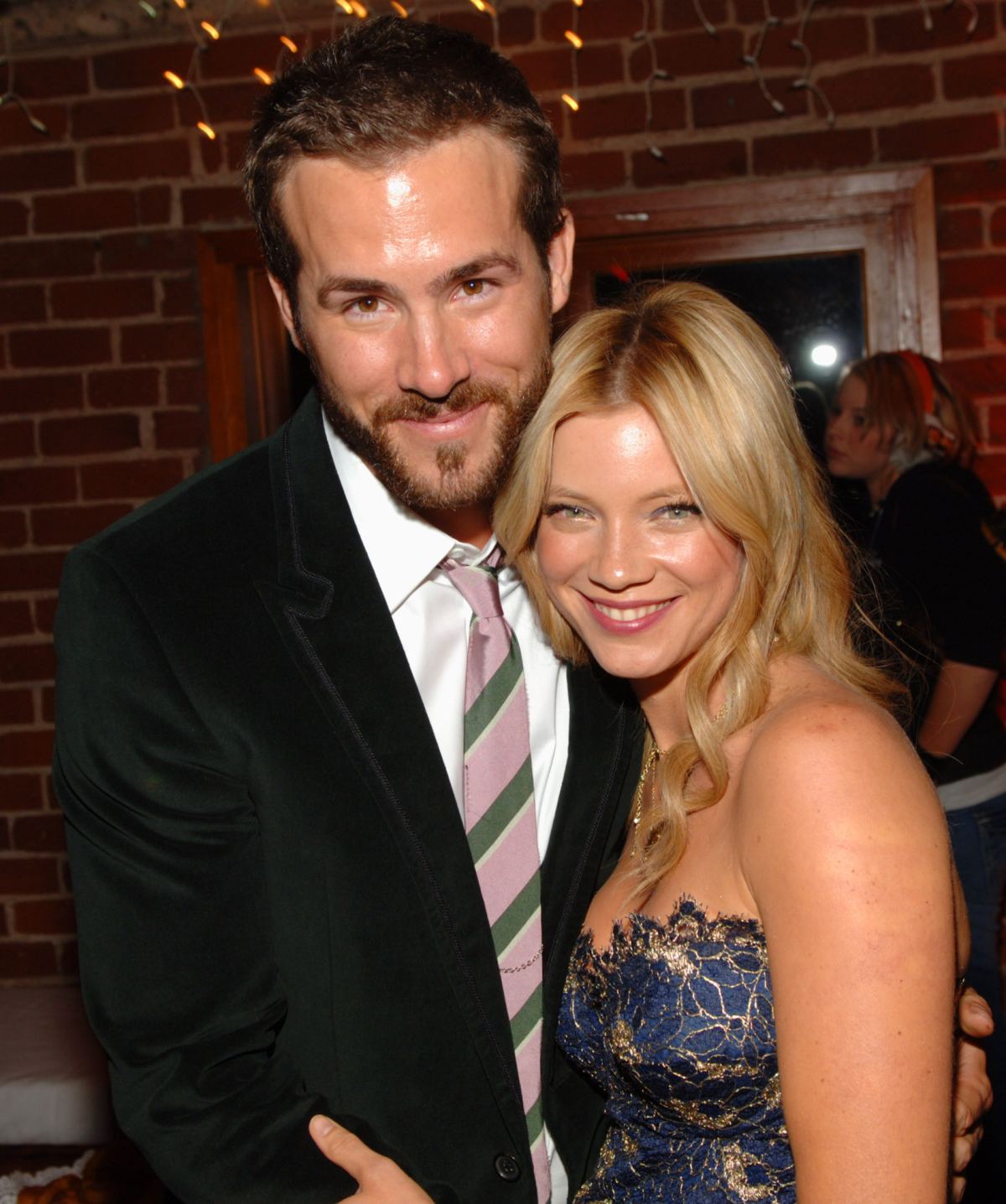 Just Friends' Amy Smart Gushes Over ‘Fun’ Reunion With Ryan Reynolds ...