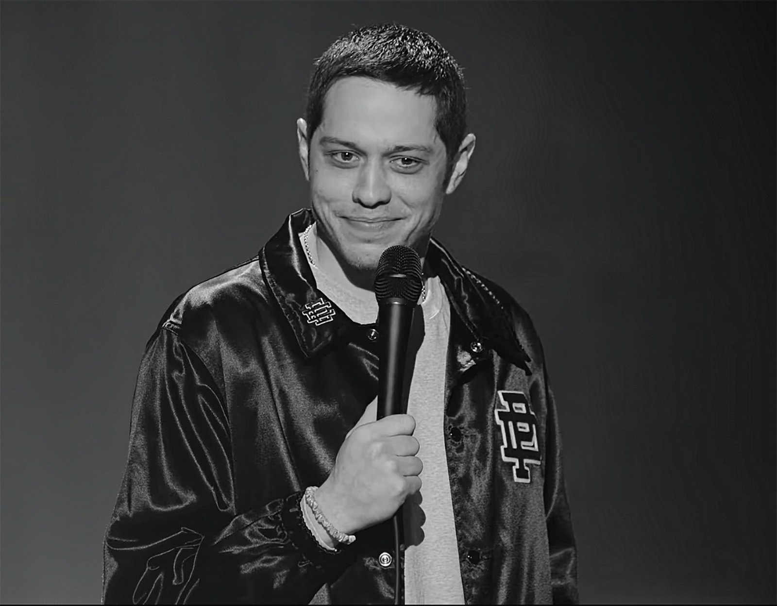 Pete Davidson's Girlfriend Madelyn Cline Appears in New Netflix Special ...