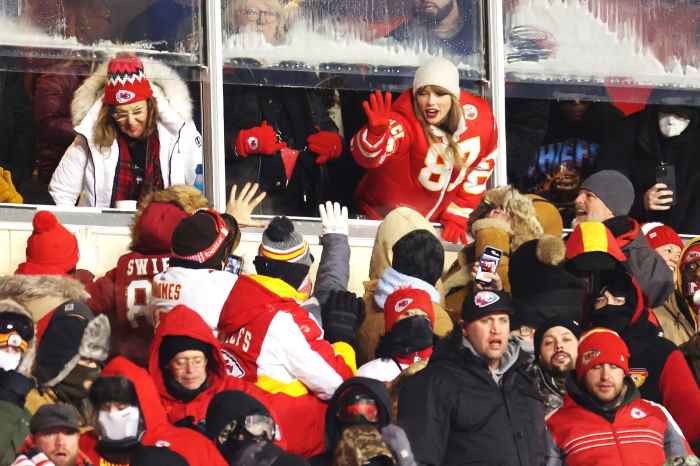 Taylor Swift Gave Stadium Worker $100 Tip at Chiefs Game | Us Weekly