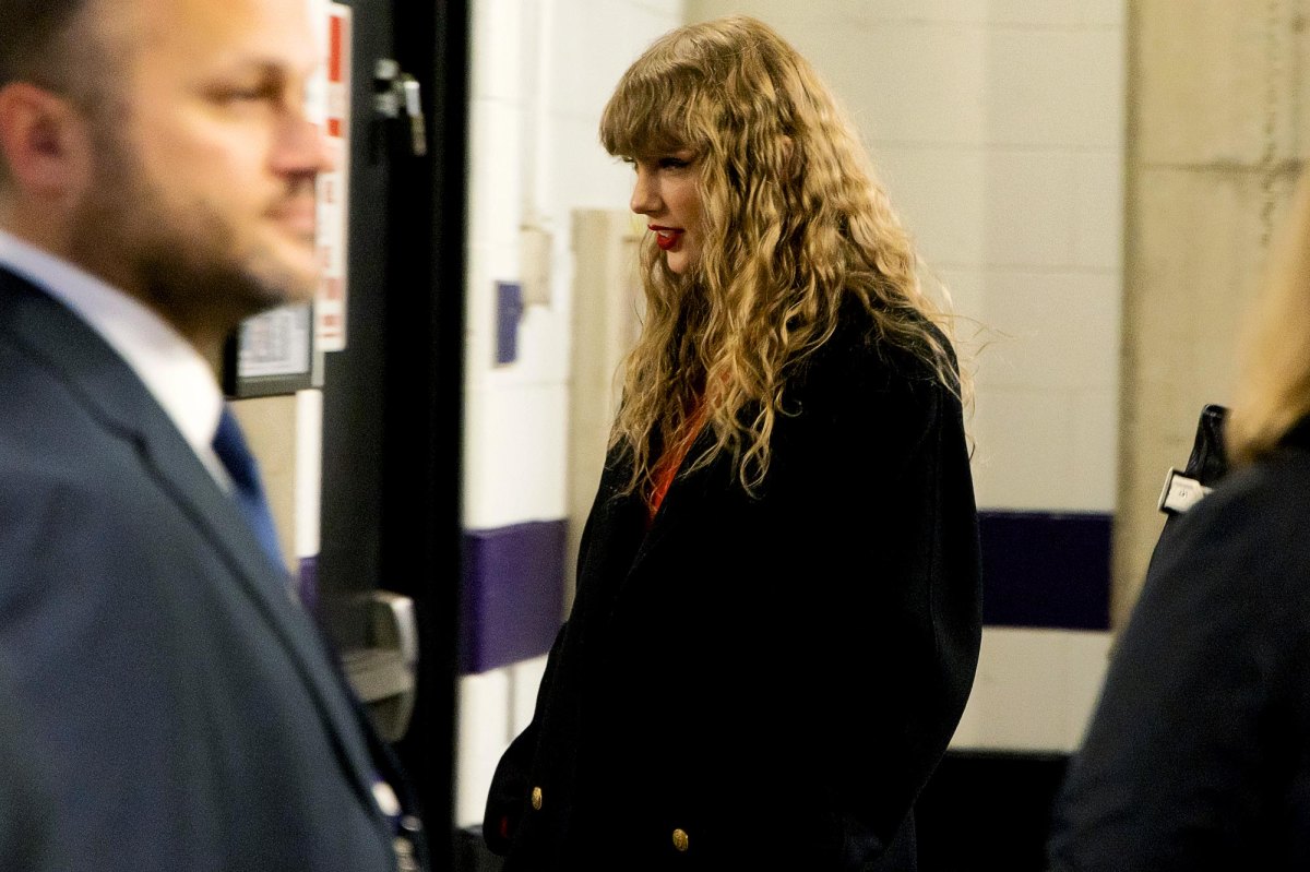Taylor Swift Attends Travis Kelce’s Chiefs vs. Ravens Playoff Game | Us ...