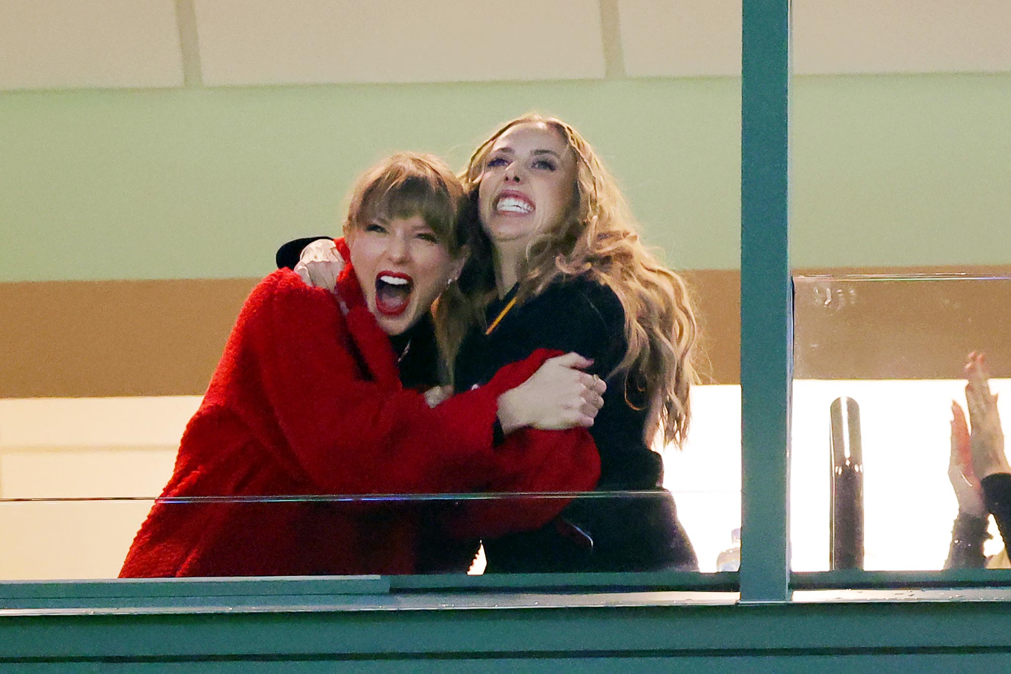 Will Taylor Swift, Brittany Mahomes Match Outfits at Chiefs Game? | Us ...