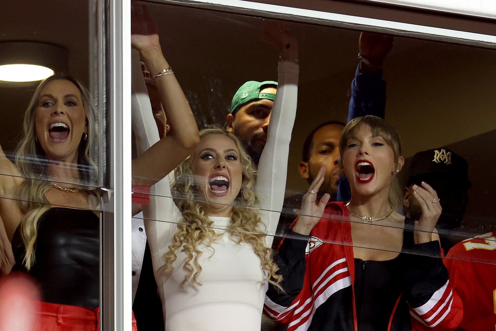 Taylor Swift Spotted With Brittany Mahomes and Lyndsay Bell in L.A ...