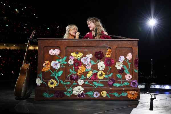 Taylor Swift and Sabrina Carpenter Duet Surprise Songs at 'Eras Tour ...