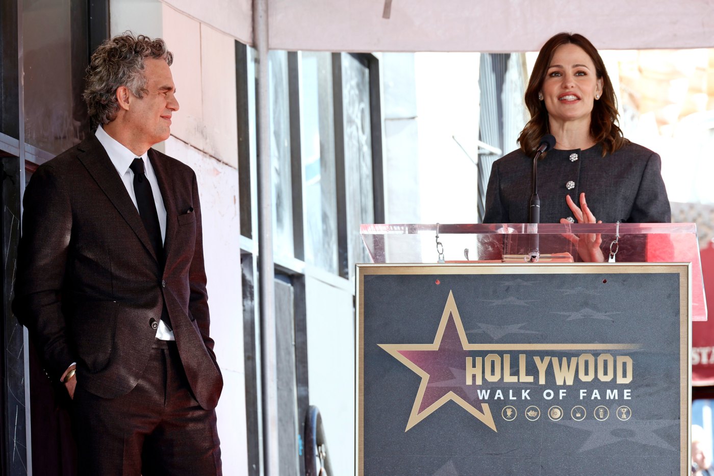 Jennifer Garner, Mark Ruffalo Reunite at Hollywood Walk of Fame ...