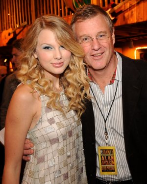 Taylor Swift’s Dad Scott Swift Briefly Addresses Becoming a Chiefs Fan ...