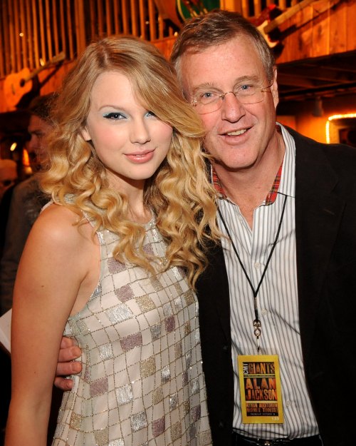 Taylor Swift’s Dad Scott Swift Briefly Addresses Becoming a Chiefs Fan ...