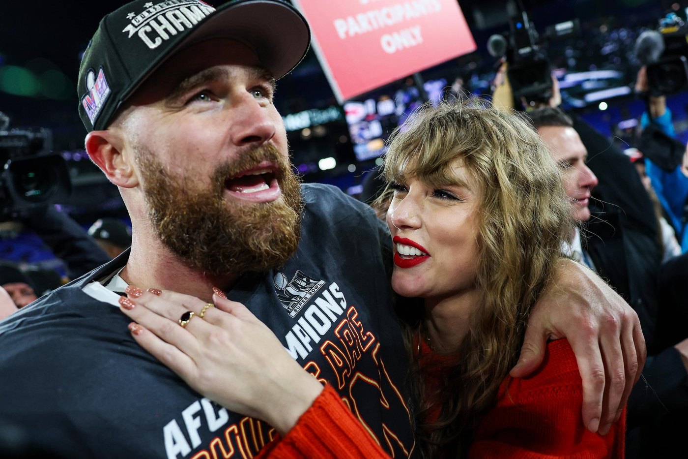 Travis Kelce Boards Plane to Vegas as Taylor Swift Heads to Grammys ...