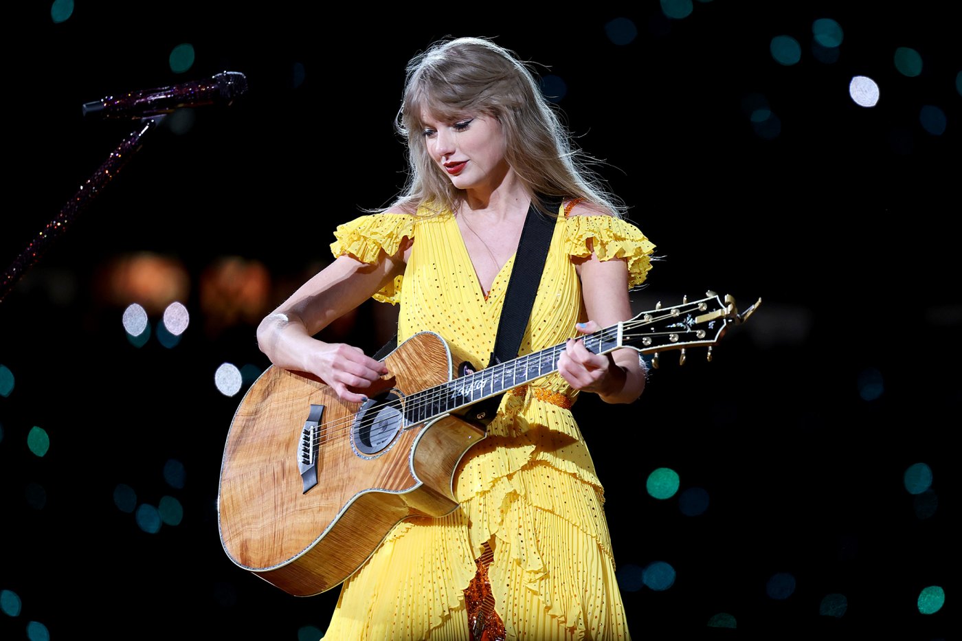 Taylor Swift Sings Double Surprise Mash-Up During 3rd Sydney Concert ...