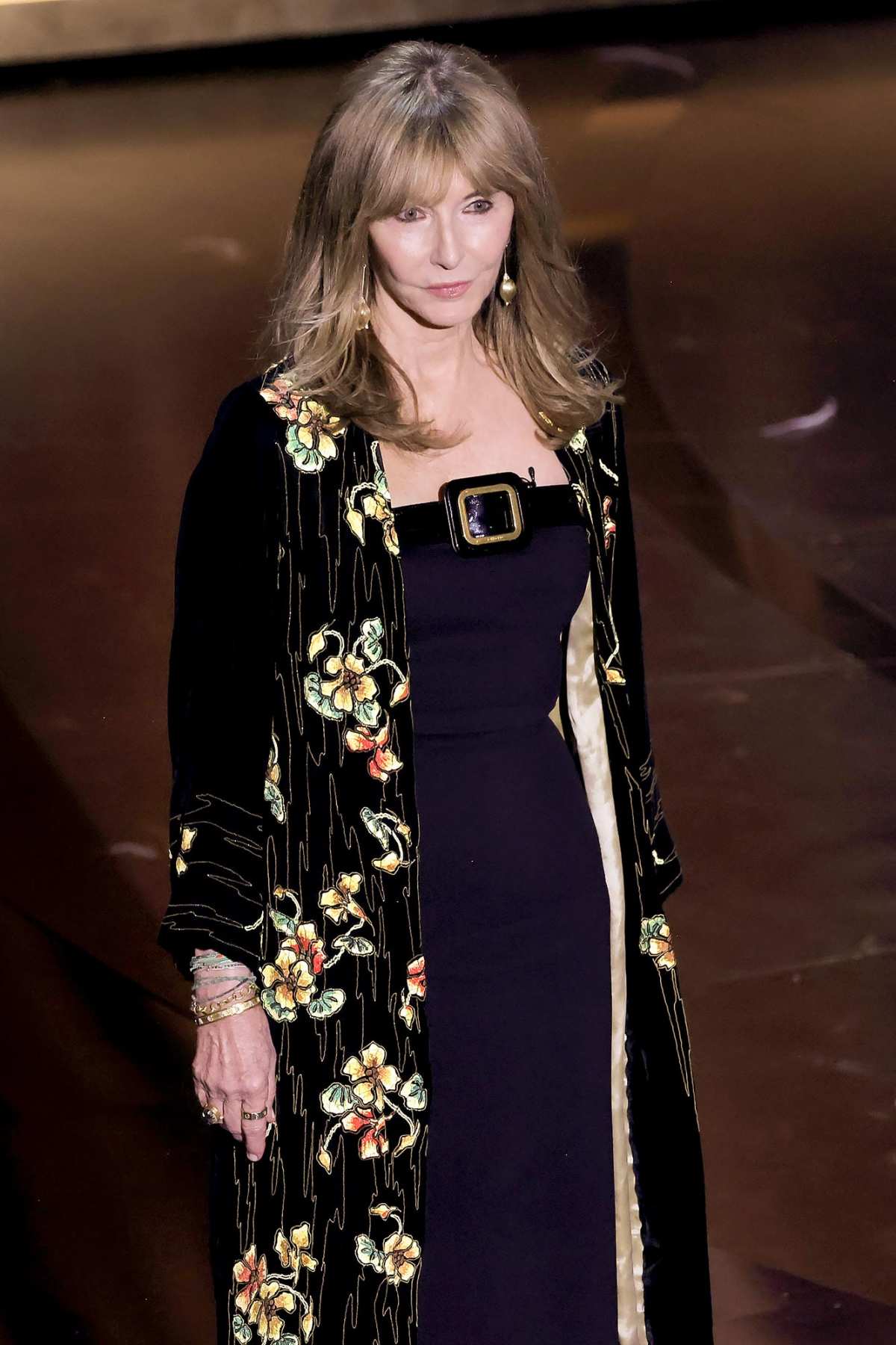 Mary Steenburgen Presents Oscar in Same Floral Jacket She Wore in 1981 ...
