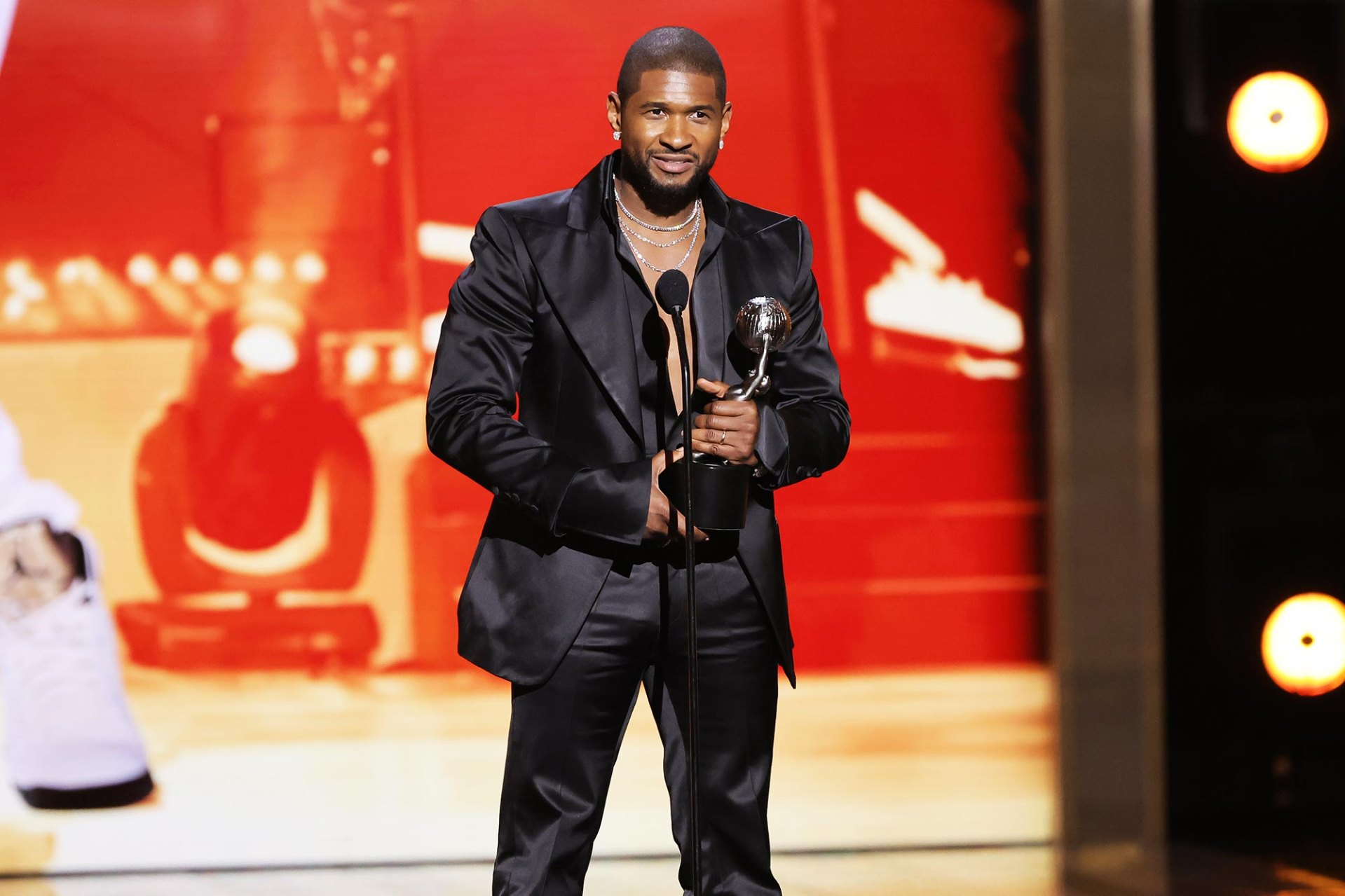 Usher Praises Wife Jennifer Goicoechea in NAACP Image Awards Speech ...