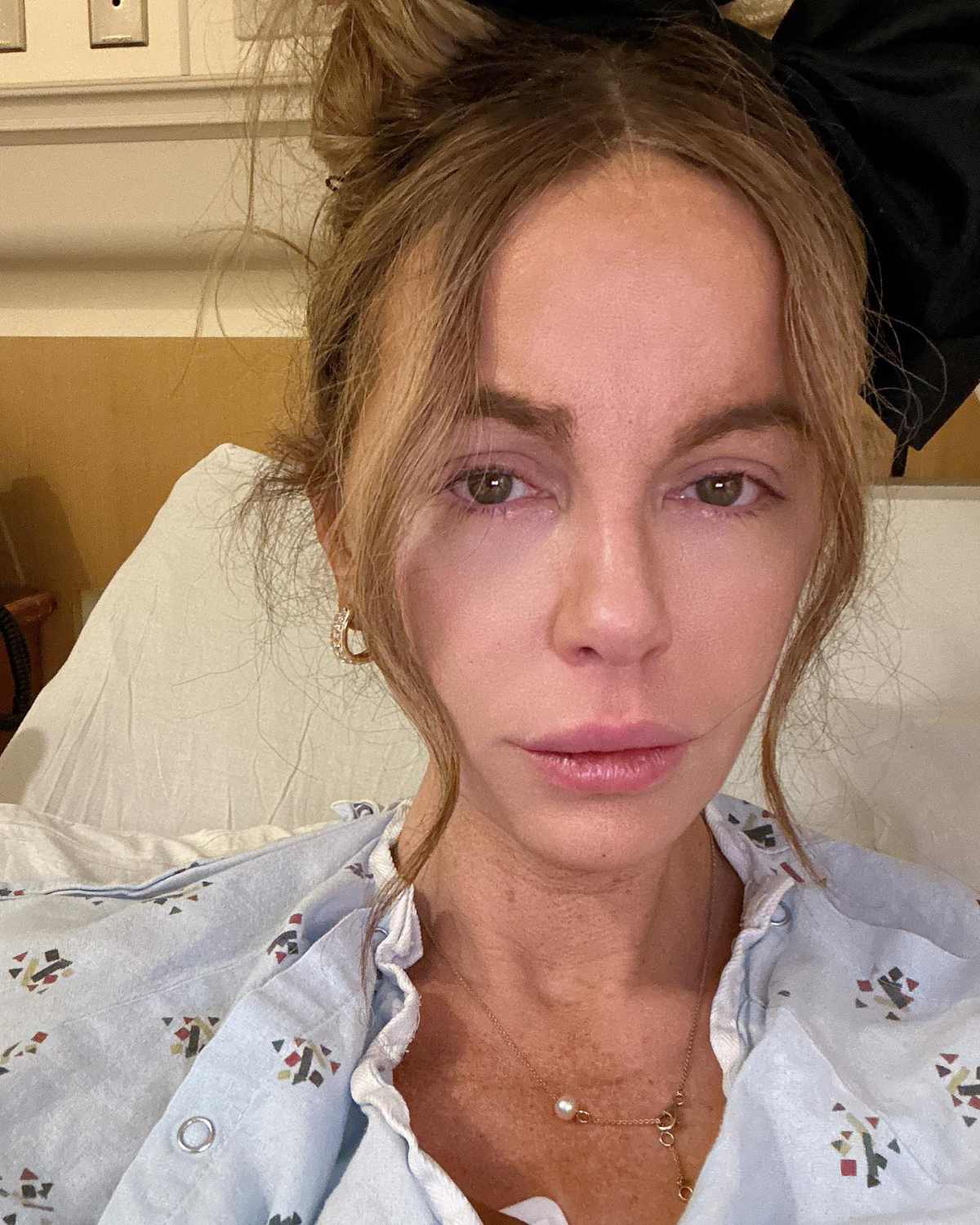 Kate Beckinsale Shares Hospital Selfie Days After Revealing Treatment ...