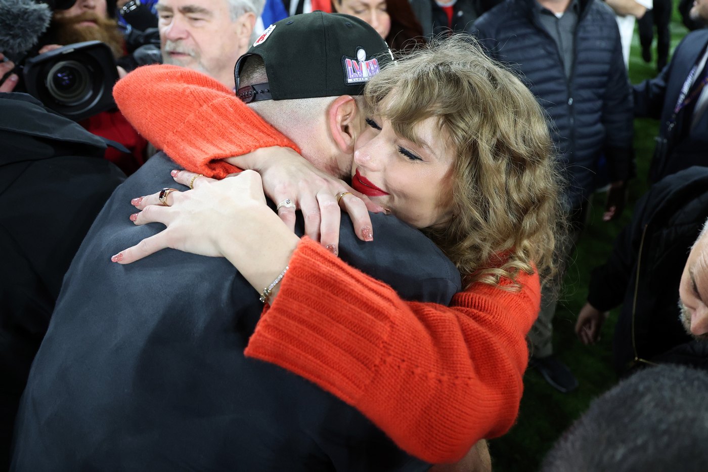 Taylor Swift and Travis Kelce Kiss After Singapore ‘Eras Tour’ Show ...