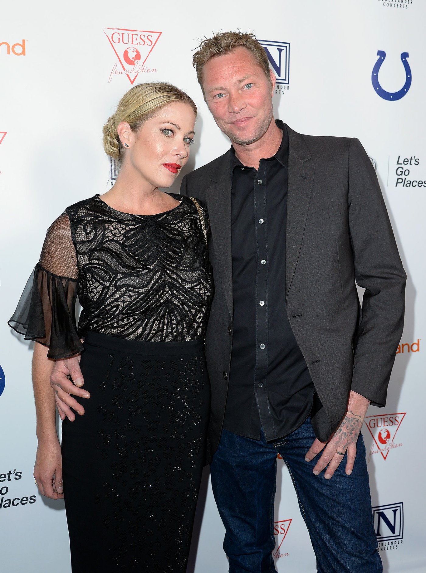 Christina Applegate Walked 9,000 Steps a Day Without Cane During Trip ...