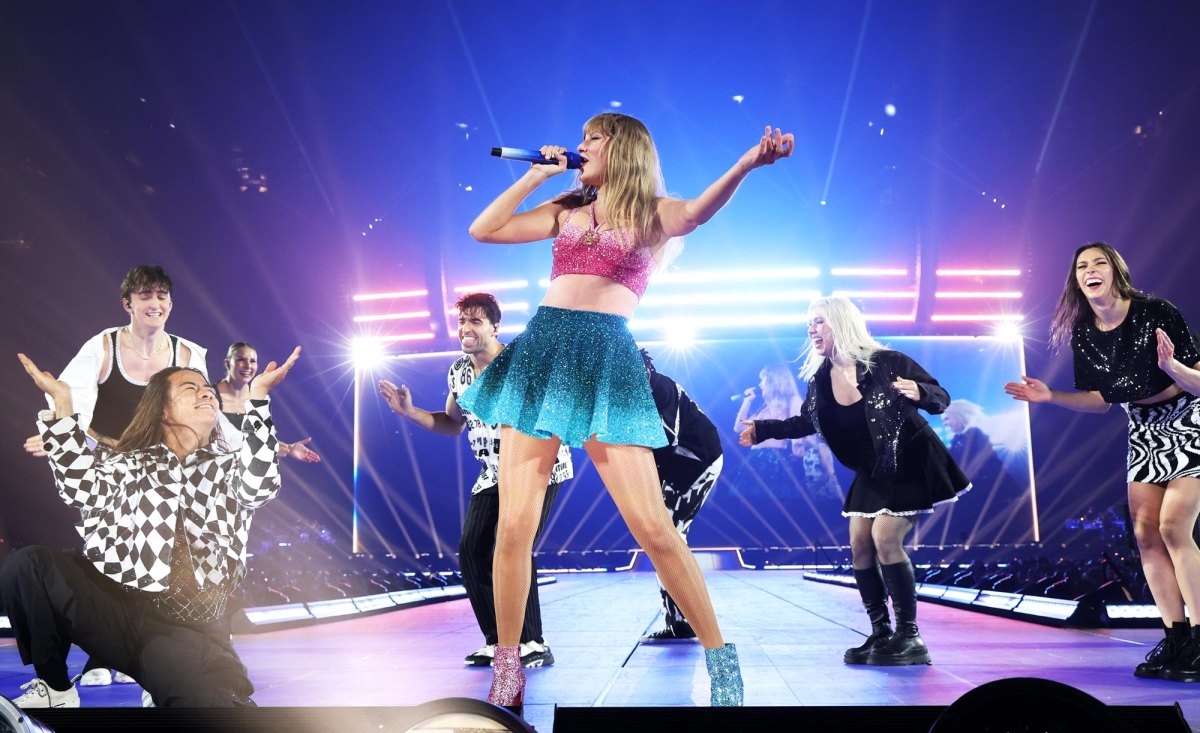 Taylor Swift Wears Different Color Shoes in 1989 Eras Tour Set | Us Weekly