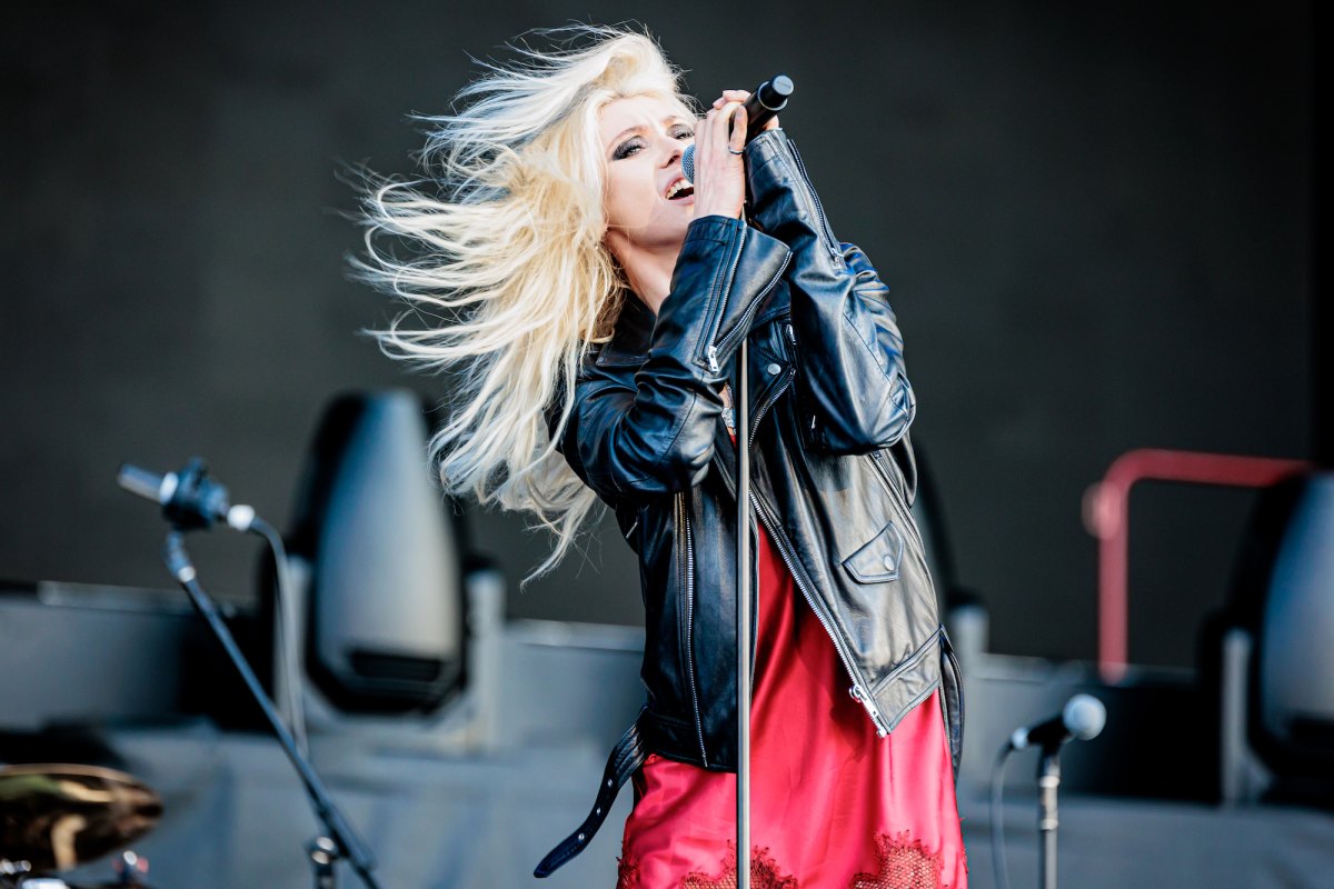 The Pretty Reckless Singer Taylor Momsen Bitten by Bat Onstage | Us Weekly