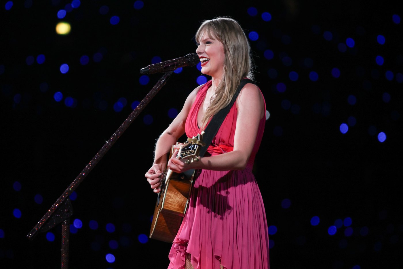 Taylor Swift Hilariously Handles 'Eras Tour' Wardrobe Malfunction | Us ...